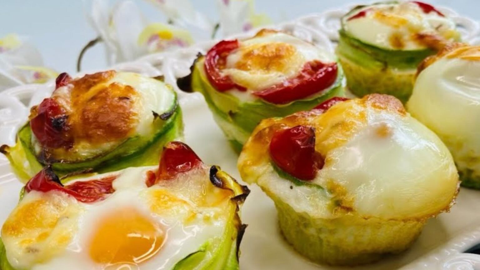Coșulețe cu ou și cașcaval în dovlecei – Cea mai rapidă rețetă pentru o ...