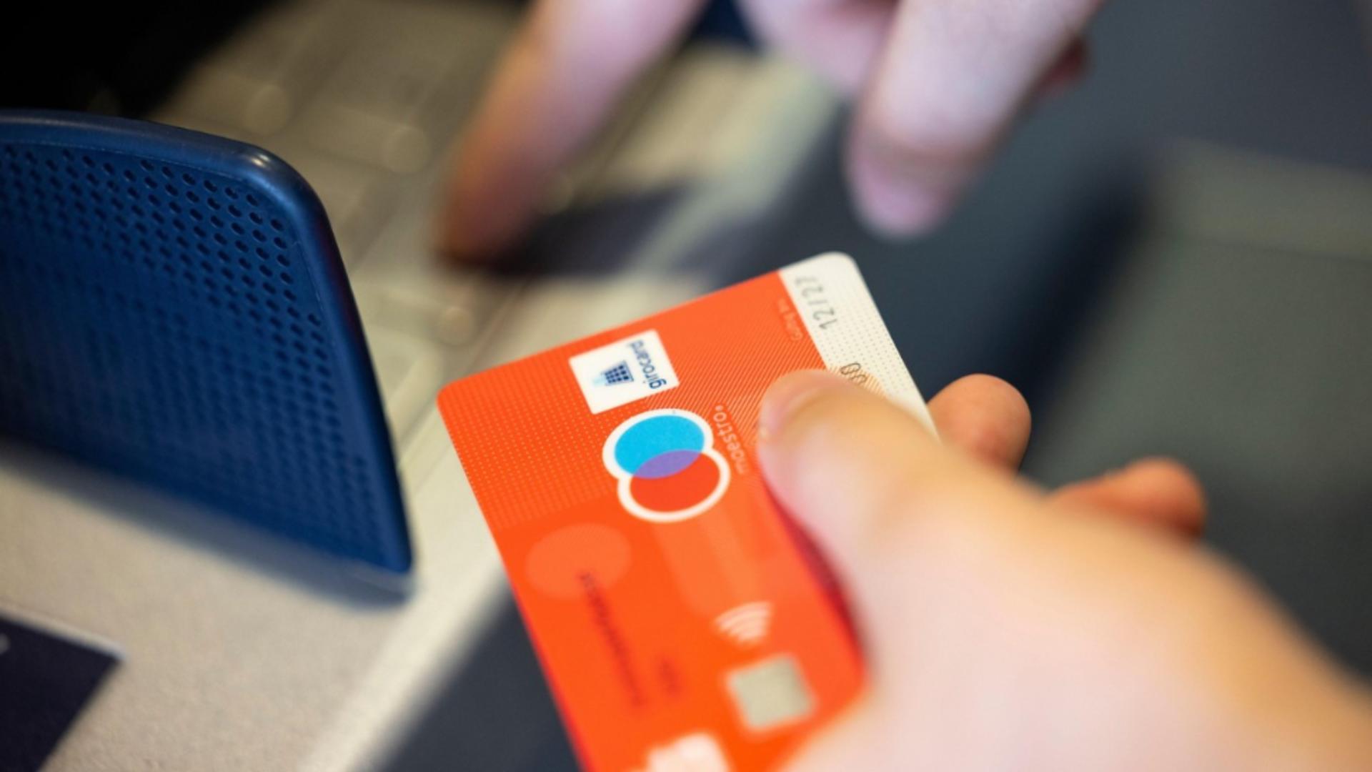 Atenție la operațiunile făcute la bancomate contactless. Cum vi se pot ...