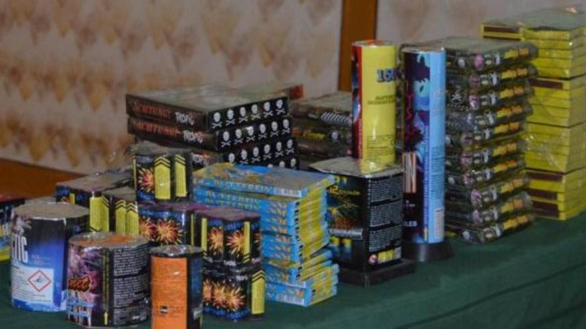 Pompier de la ISU Dolj, prins de polițiști când vindea petarde