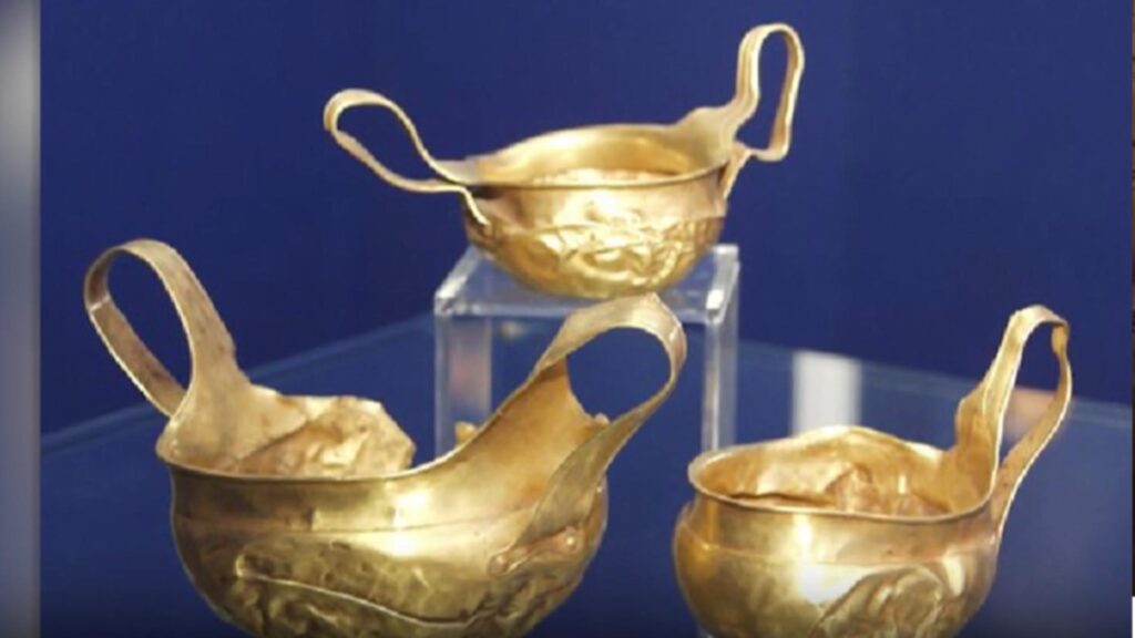 Incredibil! Artefacte din aur, vechi de 3000 de ani, au stat 10 ani pe holurile unei școli din ...