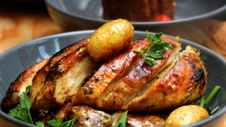 Rețeta pentru un pui perfect copt. Suculent la interior, crocant la ...