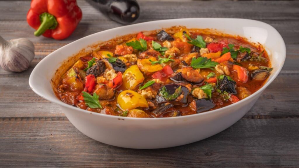 Tocană de vinete cu legume ca la mama acasă. Rețeta de post cu gust de ...
