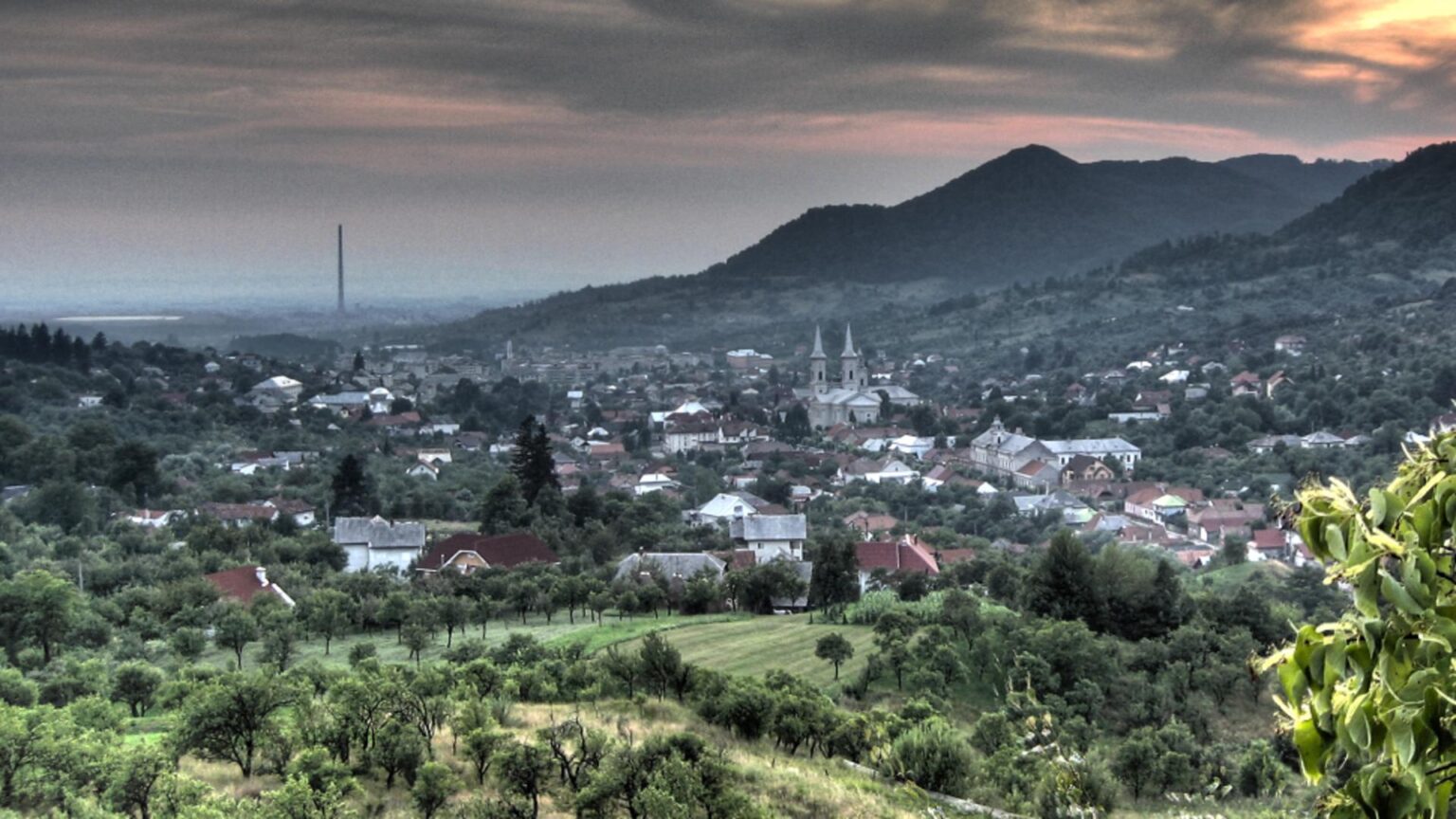 Orașul din România unde străzile sunt pavate cu aur, la propriu ...